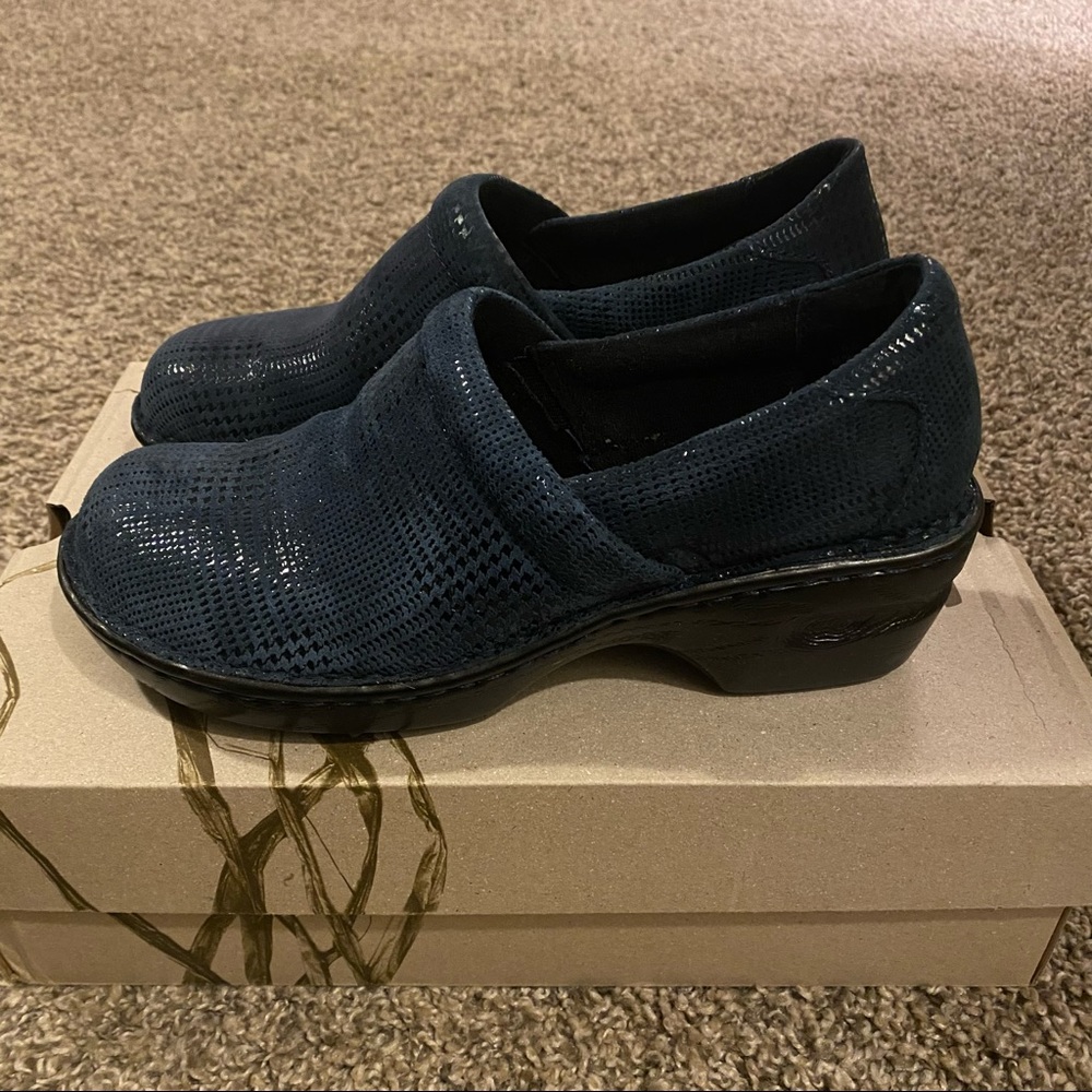 B. O. C.- Born Concept. Navy. Clogs. - Gem